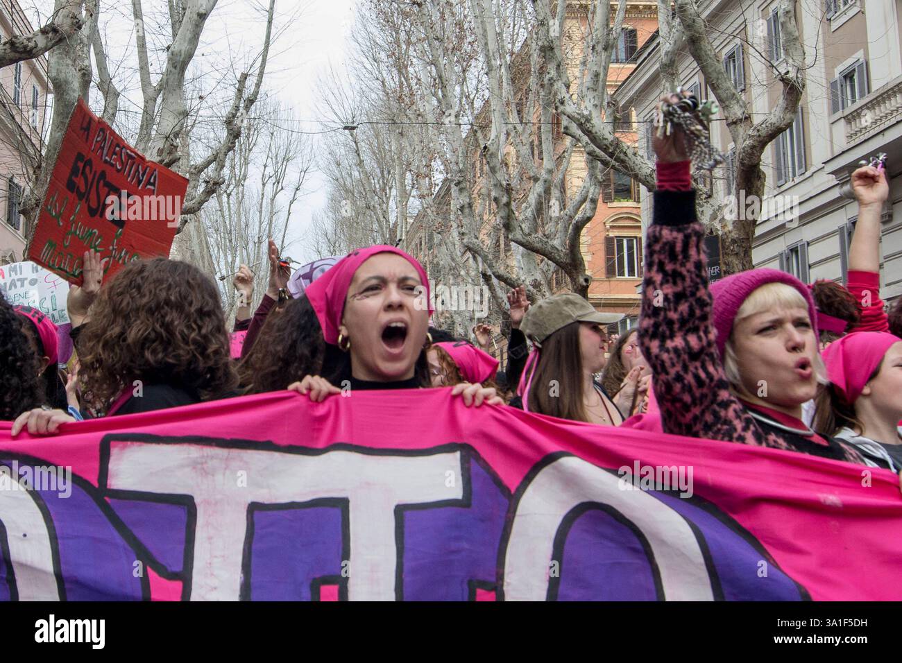 'I fight, I boycott, I strike' was the slogan of the demonstration in ...