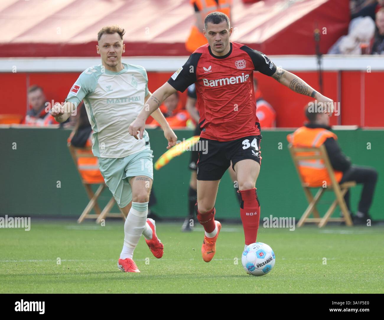 Senne Lynen (Bremen, L) und Granit Xhaka (Bayer), Leverkusen, Germany ...
