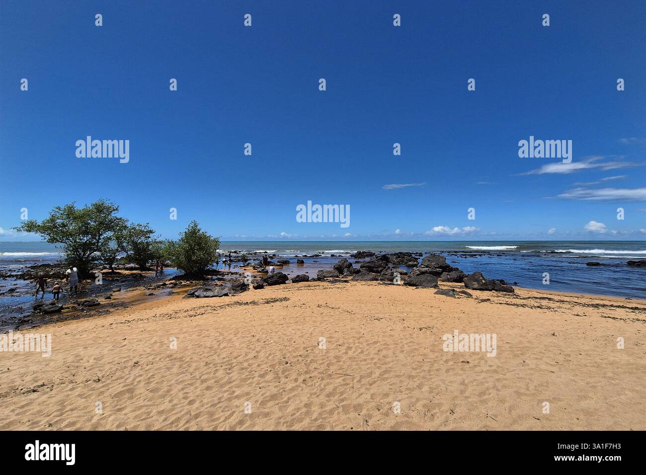 Serra, Brazil. 08th Mar, 2025. People enjoy the sunny day and 33°C heat ...