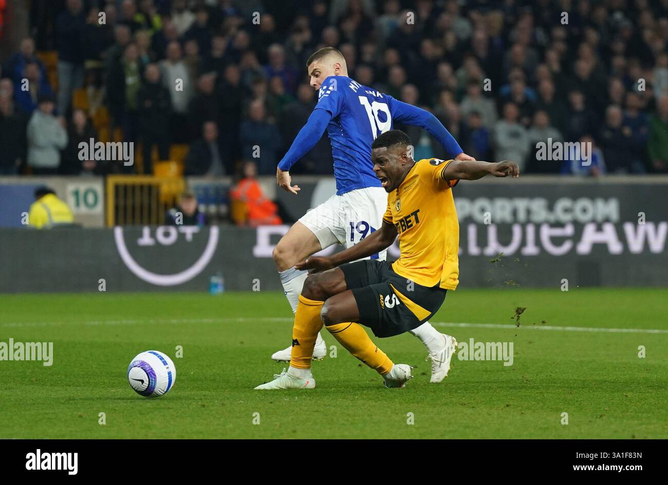 Wolverhampton Wanderers' Marshall Munetsi scores their side's first ...