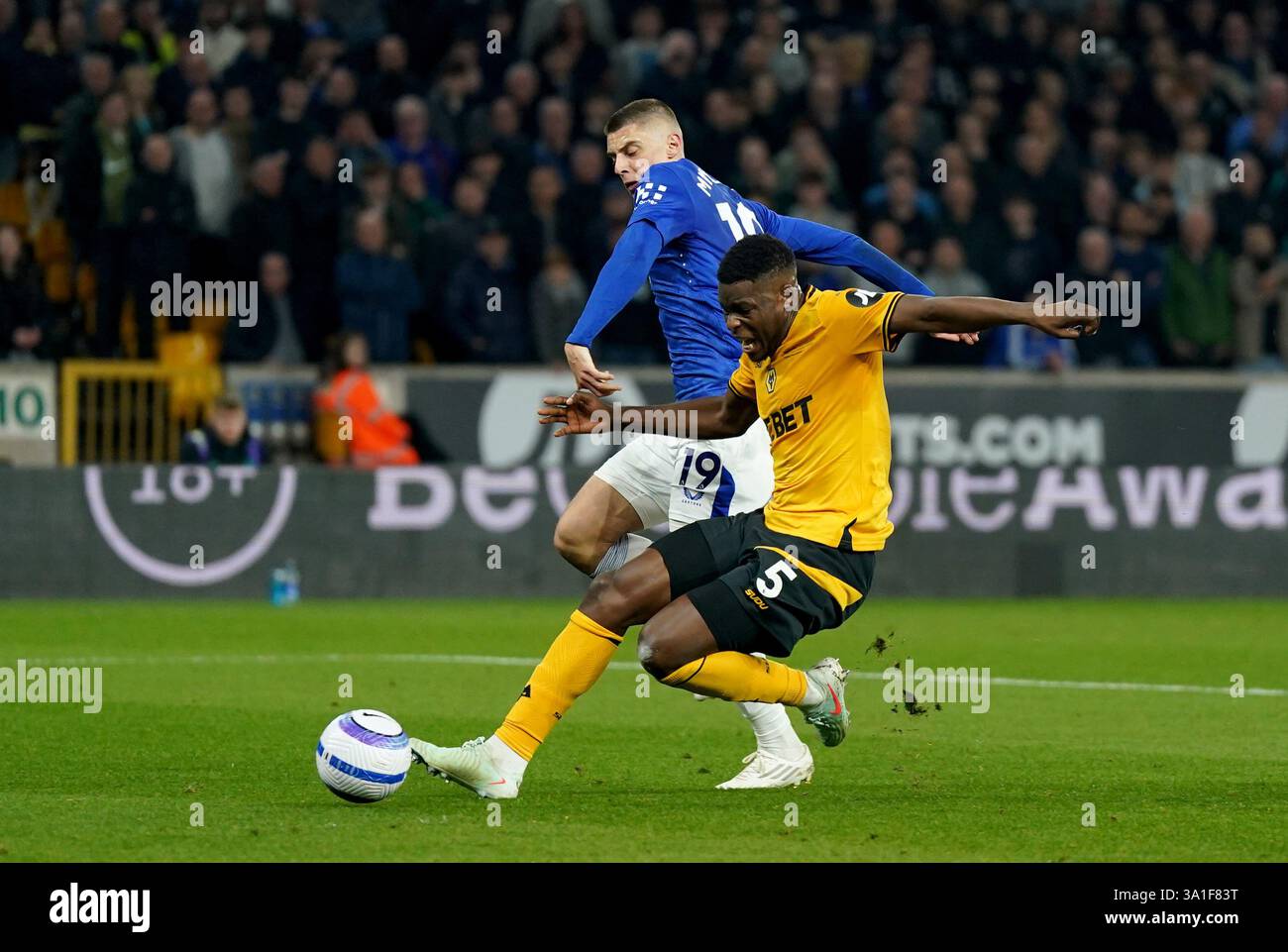 Wolverhampton Wanderers' Marshall Munetsi scores their side's first ...