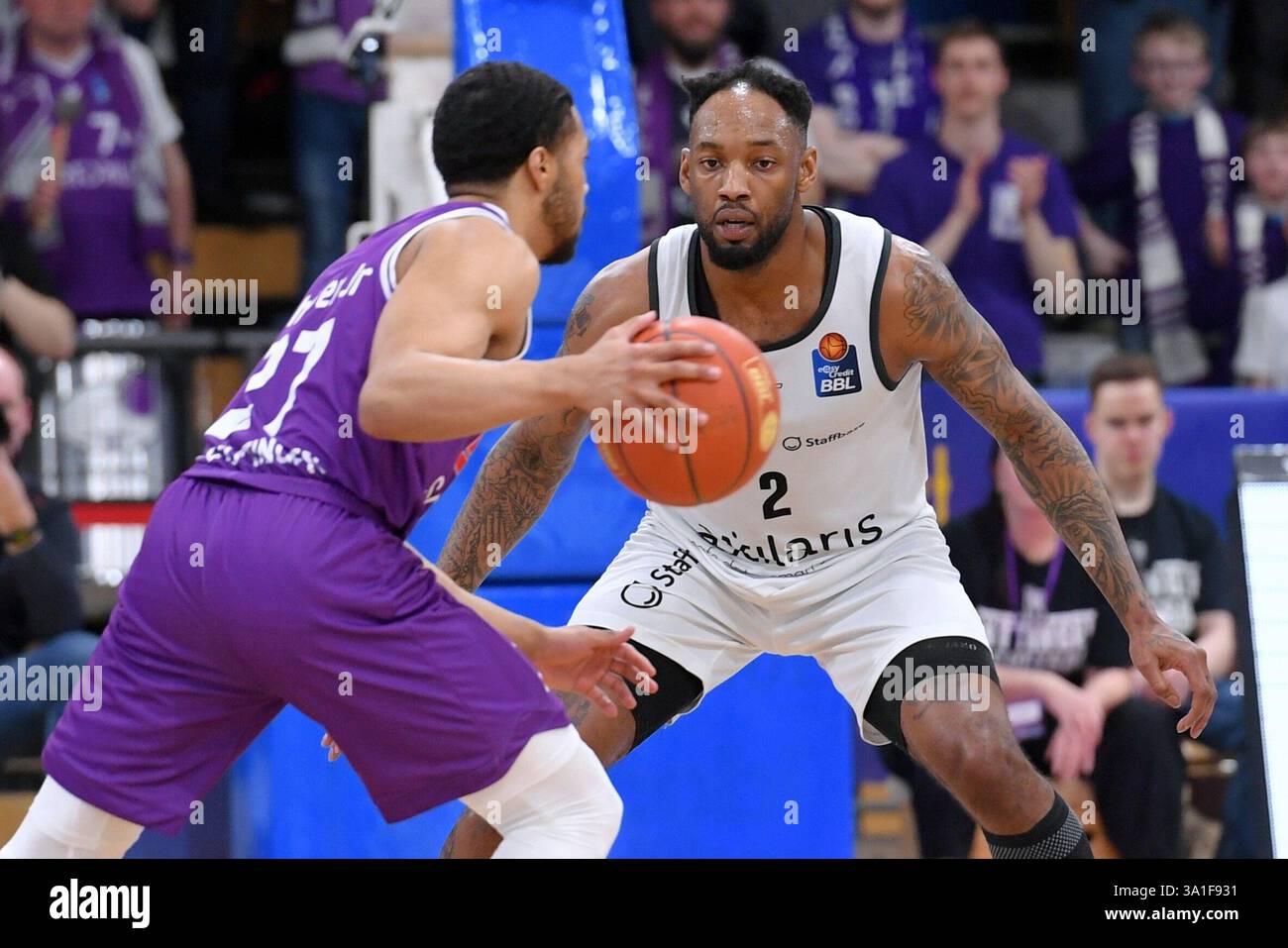 Marcus Shaver Jr. (BG Goettingen #27) (am Ball), Jeffery Garrett ...