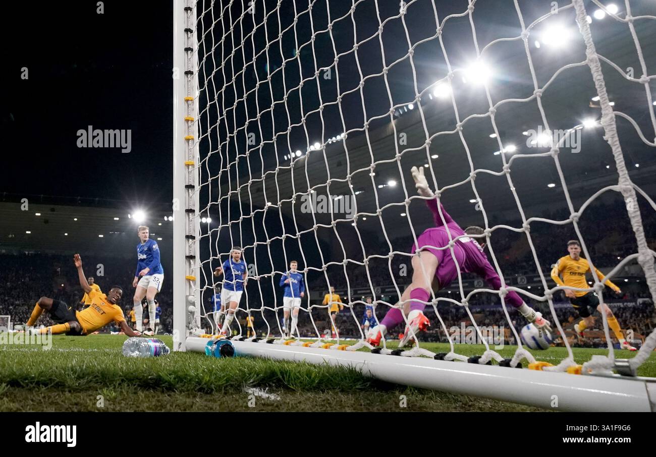 Wolverhampton Wanderers' Marshall Munetsi scores their side's first ...