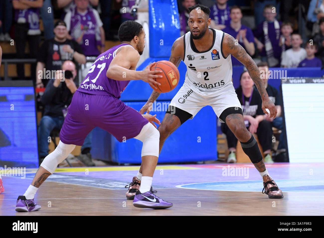 Marcus Shaver Jr. (BG Goettingen #27) (am Ball), Jeffery Garrett ...