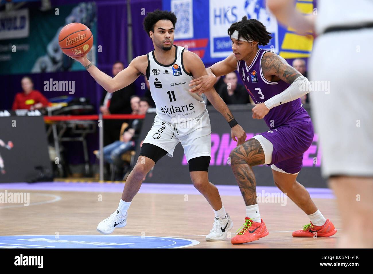 Jacob Gilyard (Niners Chemnitz, #11) (am Ball), Deion Hammond (BG ...