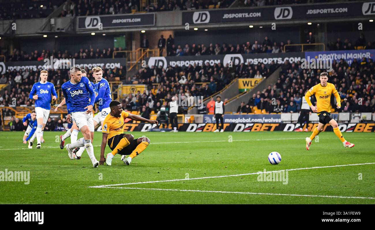 Munetsi wolves hi-res stock photography and images - Alamy