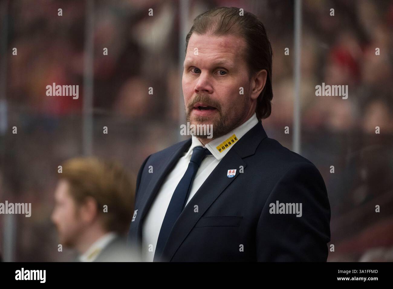 250308 Timrås tränare Olli Jokinen under ishockeymatchen i SHL mellan ...