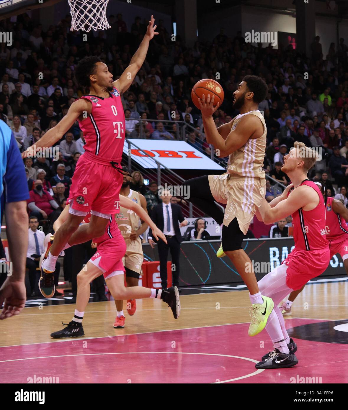 Bonn, Deutschland. 07th Mar, 2025. V.l. Darius McGhee (Bonn), Lloyd ...