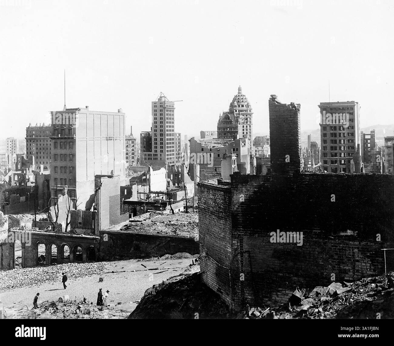 Damaged buildings from earthquake, Kearny and Grant Avenue area south ...
