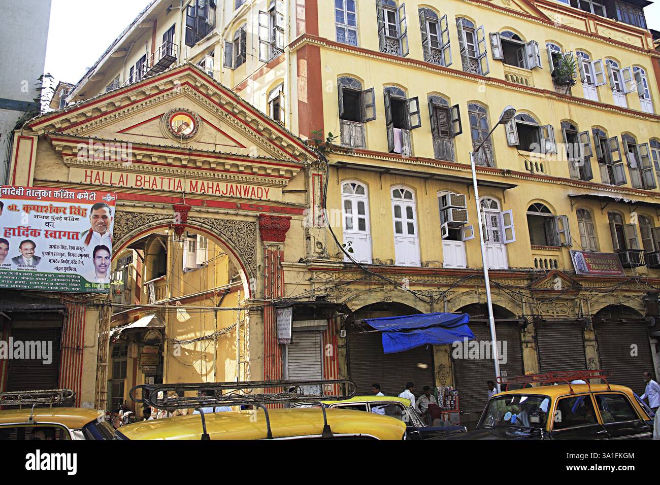 Old building Hallai Bhatia Mahajanwadi mass urban housing, Kalbadevi ...