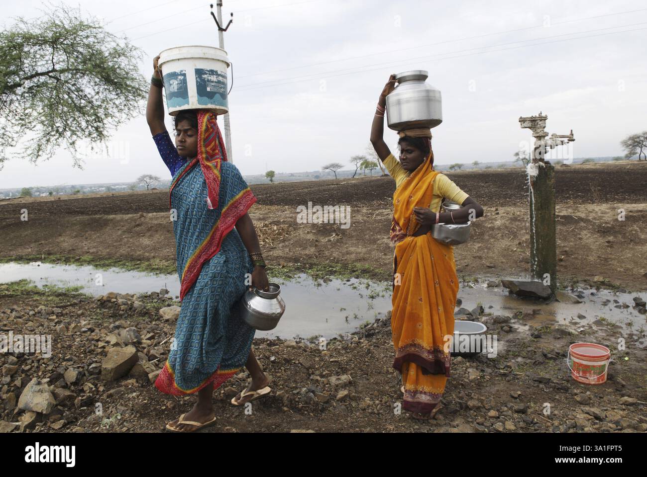 Rural women carrying water pots, water shortage in Marathwada ...