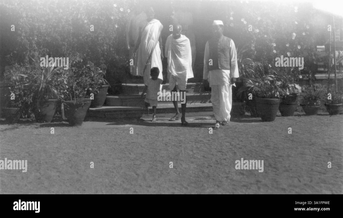Madalsa Narayan, her son Bharat, Mahatma Gandhi and Shriman Narayan at ...