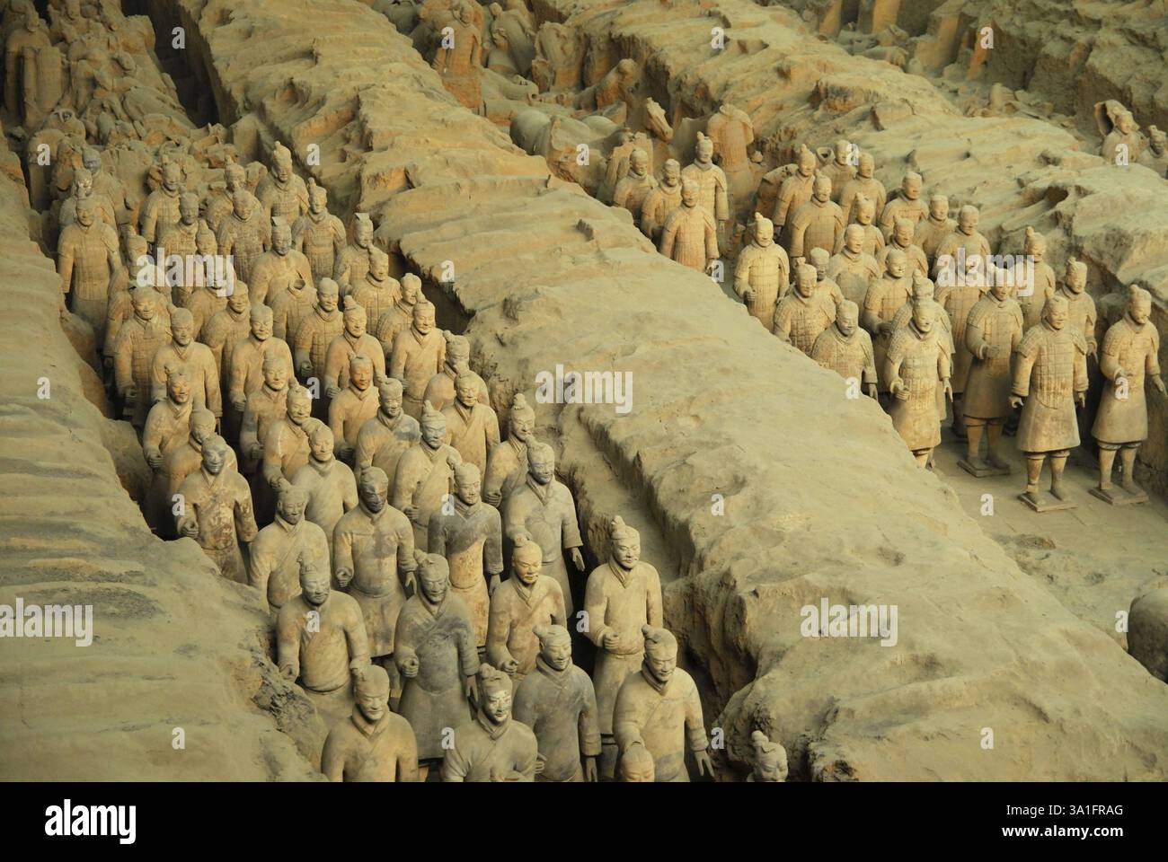 Statues of Terracotta warriors in pit 1, Terracotta army, Qin Dynasty ...