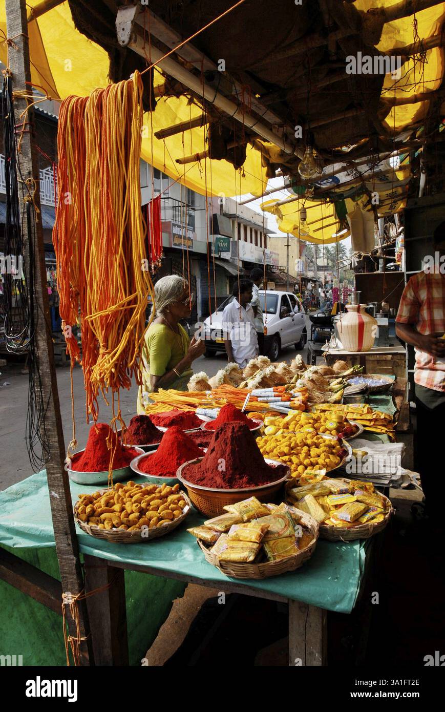 Hindu religious items shop india hi-res stock photography and images ...