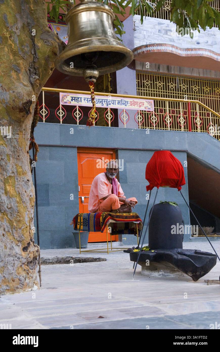 Shiva linga statue at Sati anusaya temple, Chitrakoot, Uttar Pradesh ...
