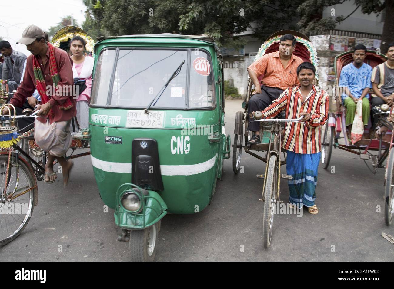 Street scene, Auto-Rickshaw tempo and Cycle rickshaw rider with ...