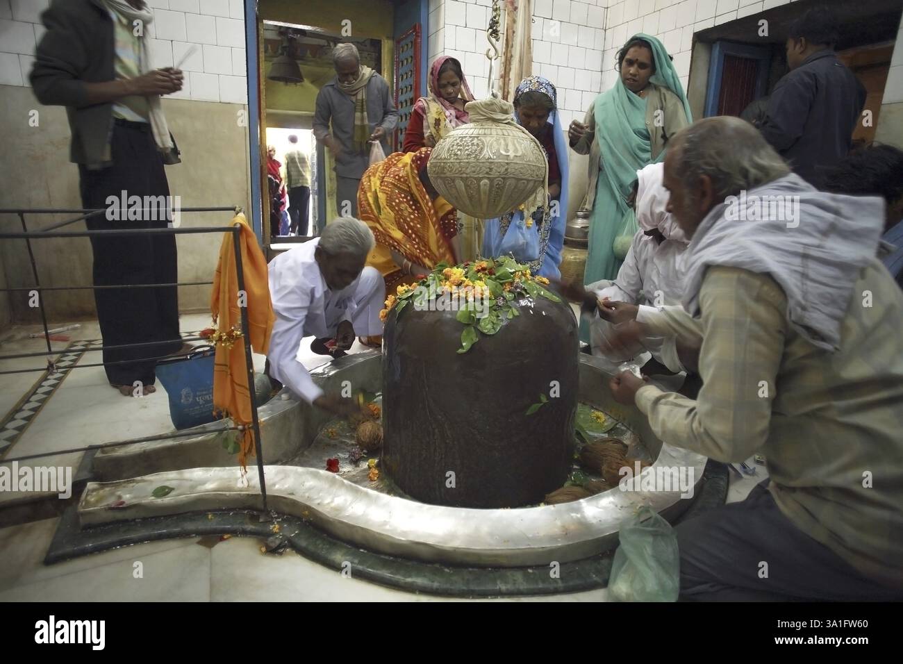 Devotees offering prayers at Shiv ling in Jageshwar temple of lord ...