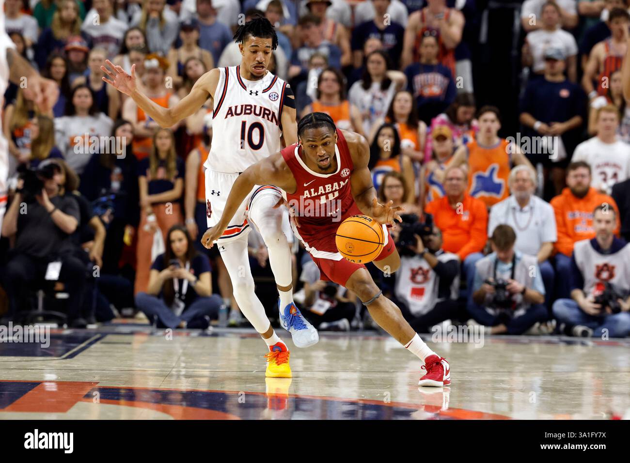 Alabama forward Mouhamed Dioubate (10) brings the ball down court as ...