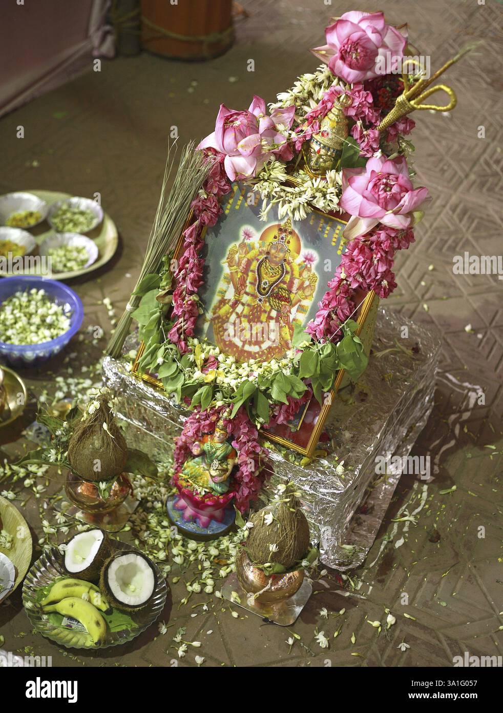 Close up of goddess Mahalaxmi statue in gold religious ceremony of ...