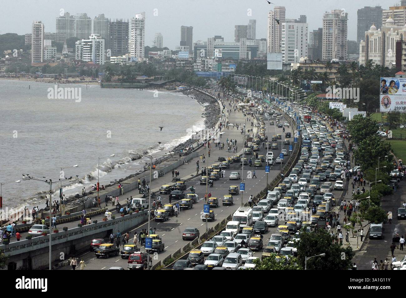 Traffic come to halt at Marine Drive during victory procession of ...