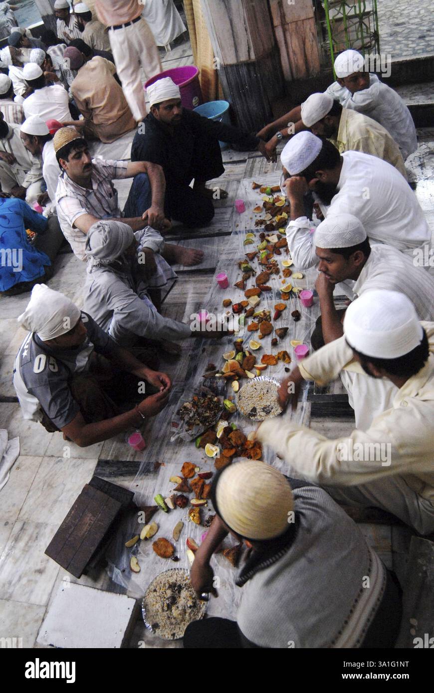 Muslims break their Ramzan or Ramadan fasting at Khatri Masjid in ...