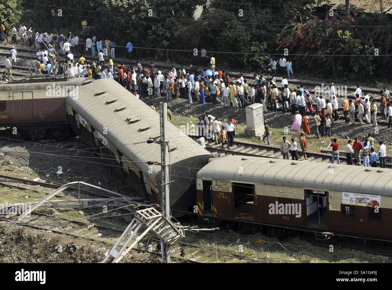 Five coaches of CST Titwala local derailed between Kurla and Vidyavihar ...