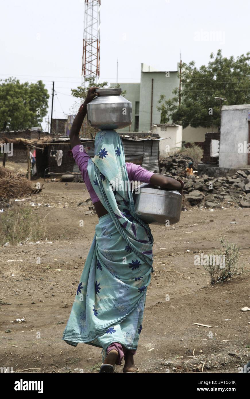 Rural woman carrying water pots, water shortage in Marathwada ...