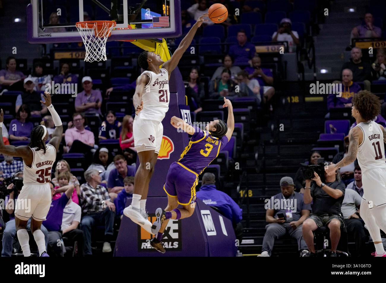 Texas A&M forward Pharrel Payne (21) blocks the shot of LSU guard ...