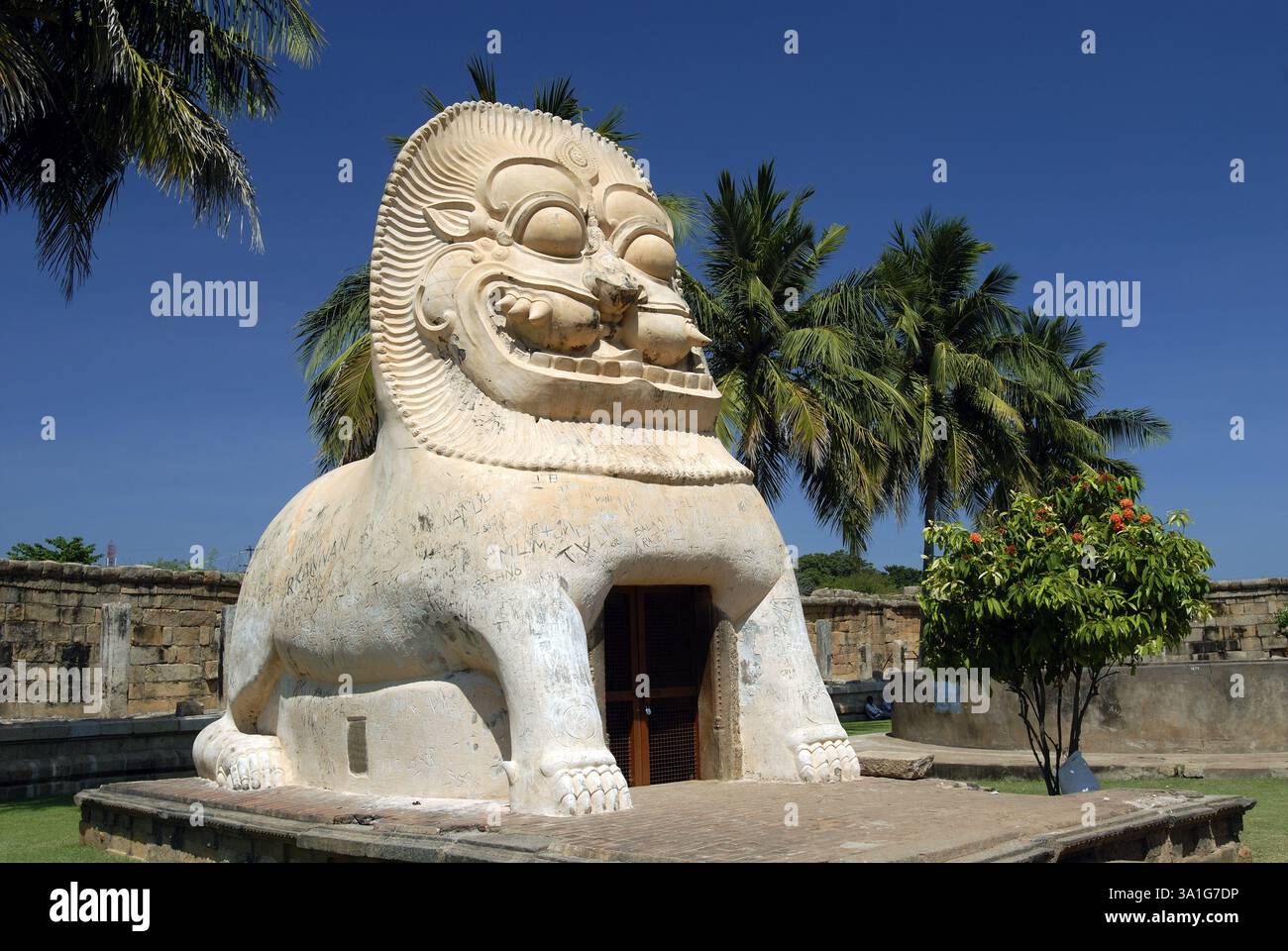 Lion well simhakeni at Brihadishvara temple in Gangaikonda Cholapuram ...
