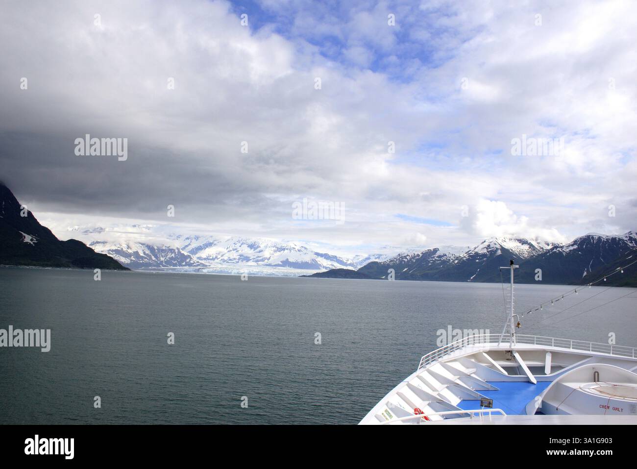 Cruise ship approaching Hubbard glacier, The longest tidewater glacier ...