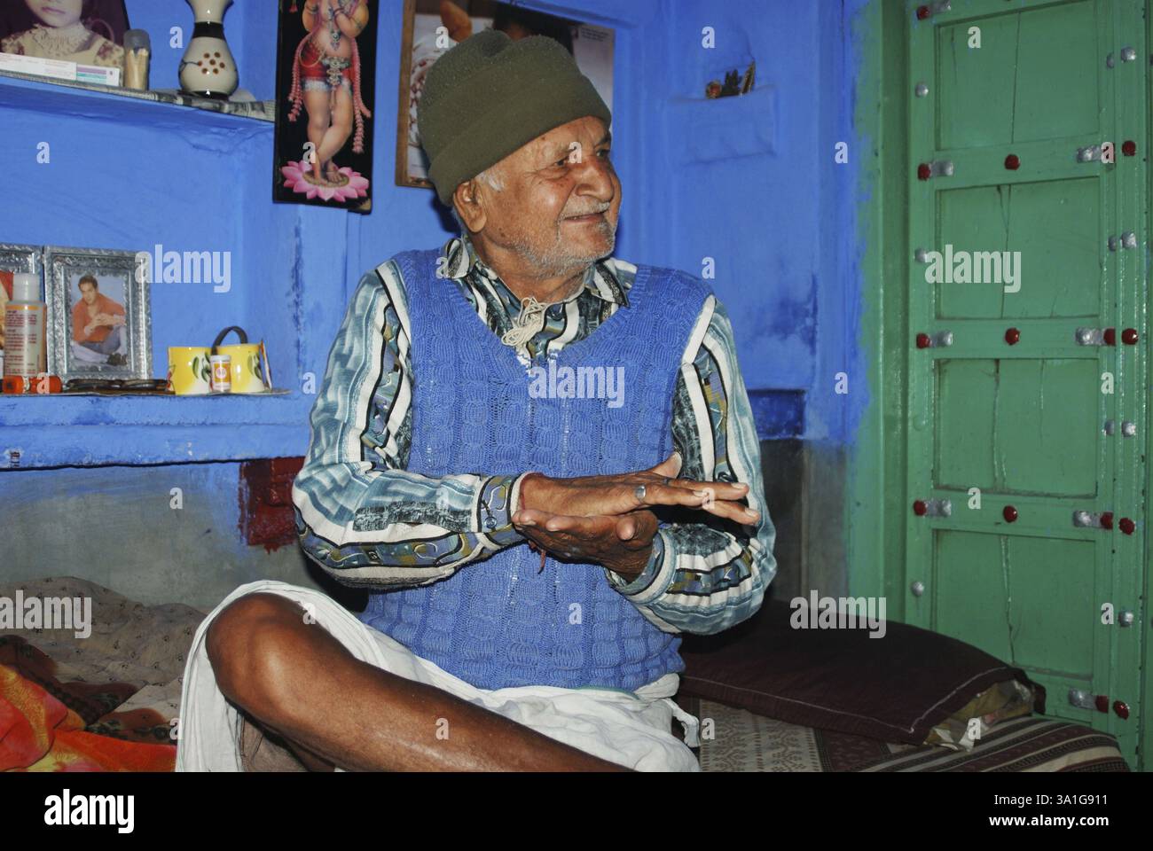 Old man preparing kheni, Jodhpur, Rajasthan, India, Asia Stock Photo ...