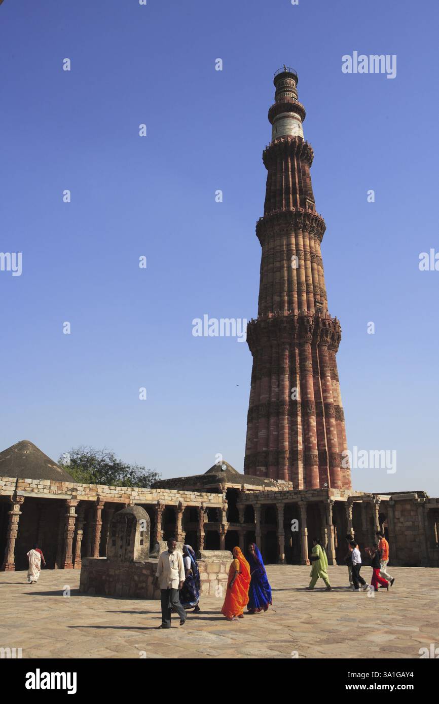 Quwwat-ul-Islam mosque and Qutb Minar built in 1311 red sandstone tower ...