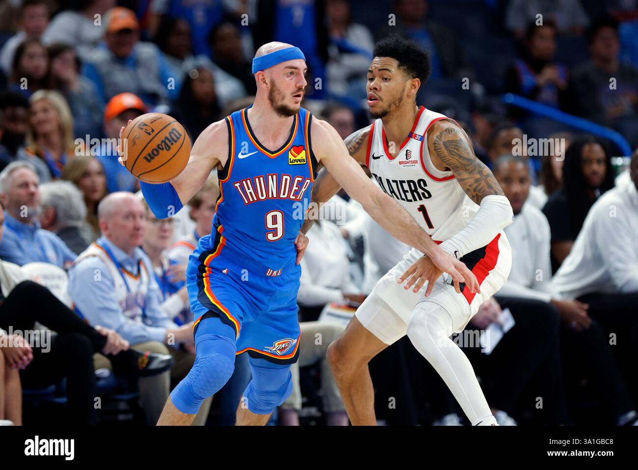 Oklahoma City Thunder guard Alex Caruso (9) handles the ball against ...