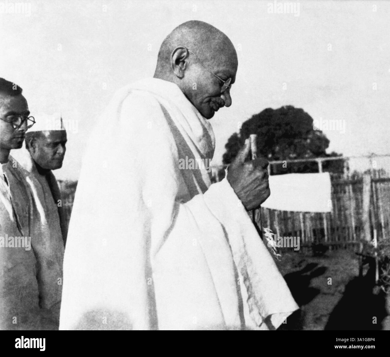 Mahatma Gandhi walking at Sevagram Ashram, 1941 NO MR Stock Photo - Alamy