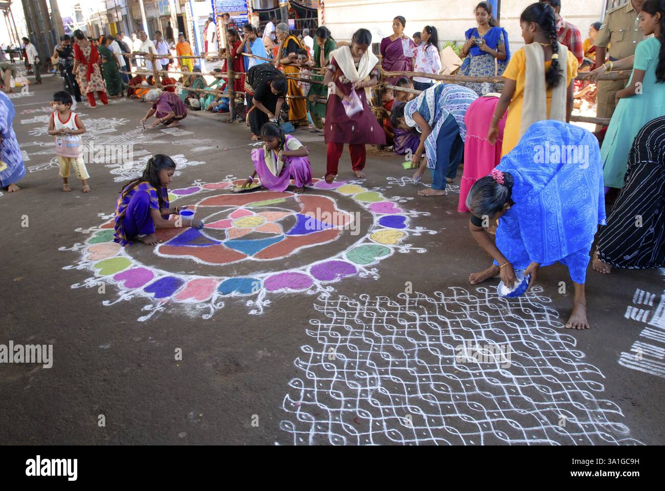 Making Kolam in front of Kapaleswara temple, Mylapore, Chennai, Tamil ...