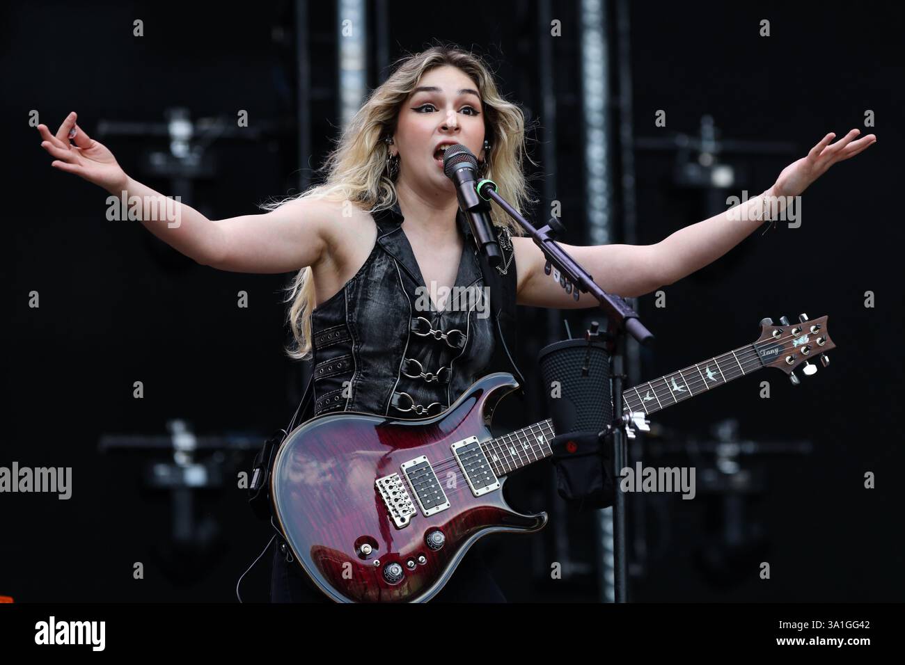 Sao Paulo, Brazil. 8th Mar 2025. Guitarist for the band The Warning, Daniela Villarreal during a ...