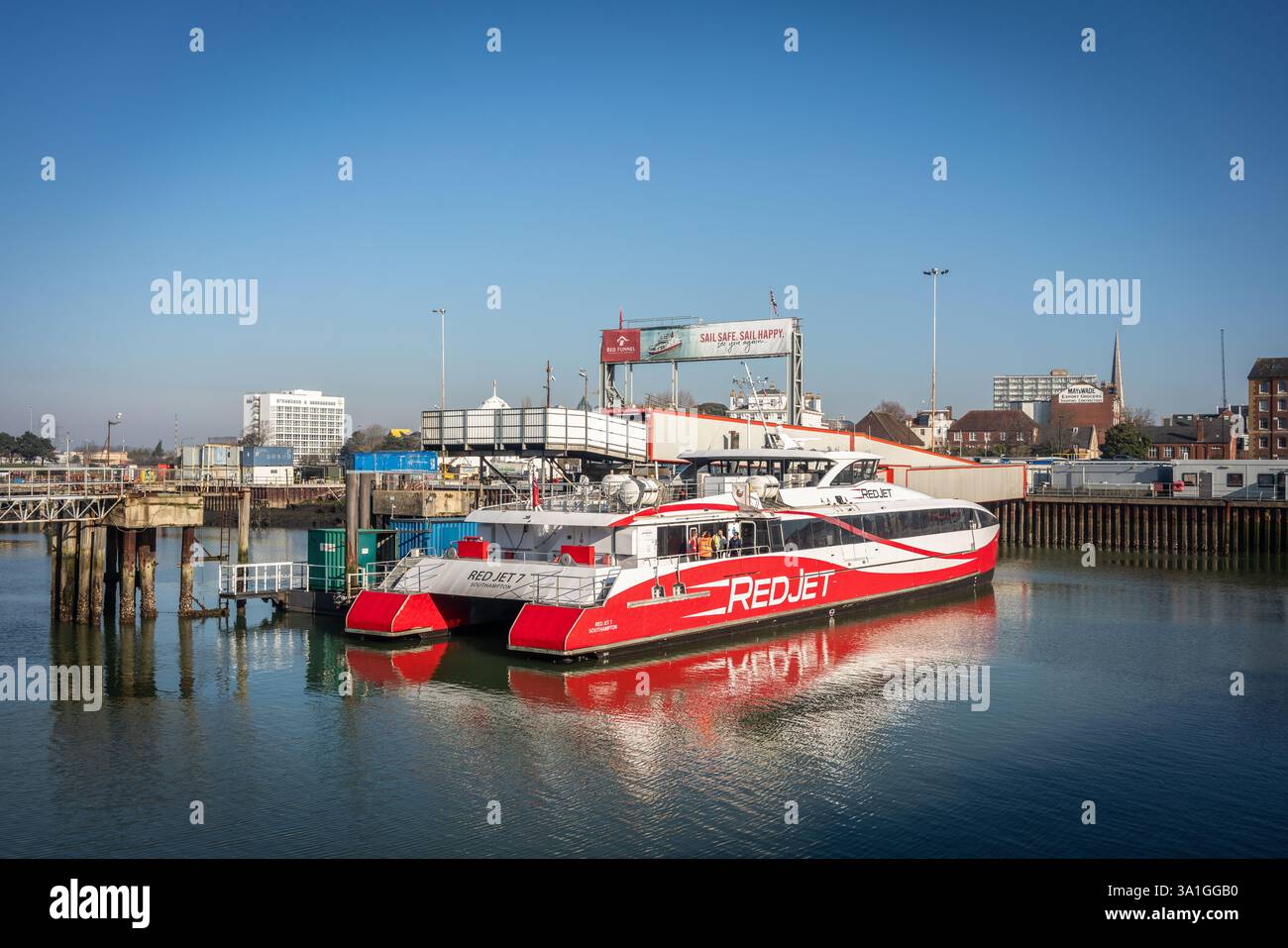 Red Funnel Red Jet 7 40m Catamaran Passenger Ferry berthed at Town Quay ...