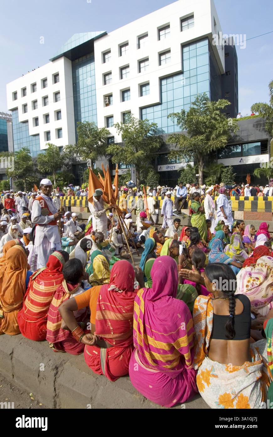 Group of village people on pilgrimage of vari, procession from Alandi ...