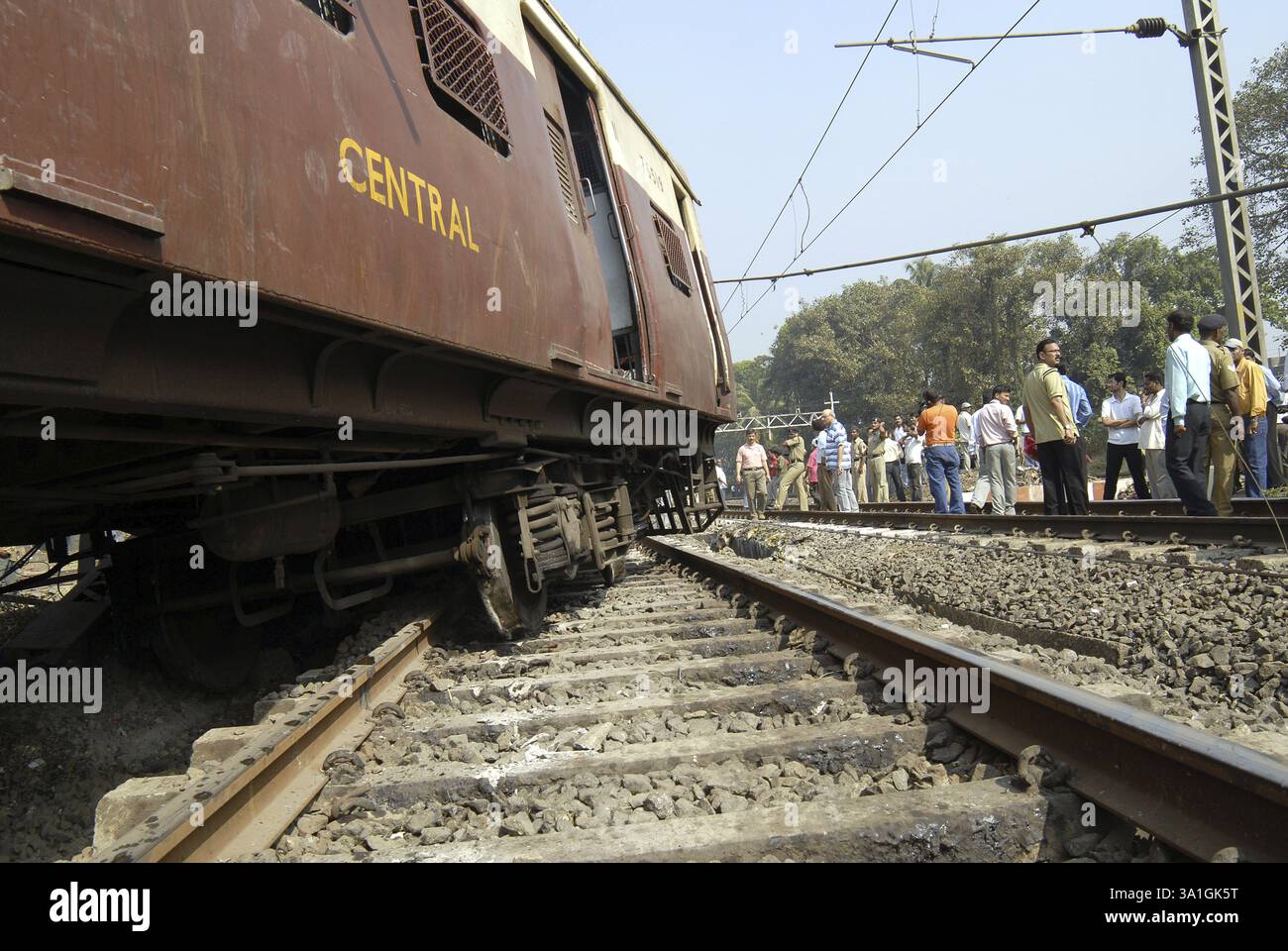 Five coaches of CST Titwala local derailed between Kurla and Vidyavihar ...