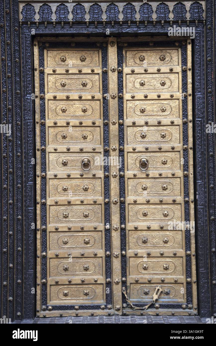 Carved Wooden Gate in Poddar Haveli Museum, Nawlgarh, Rajasthan, India ...
