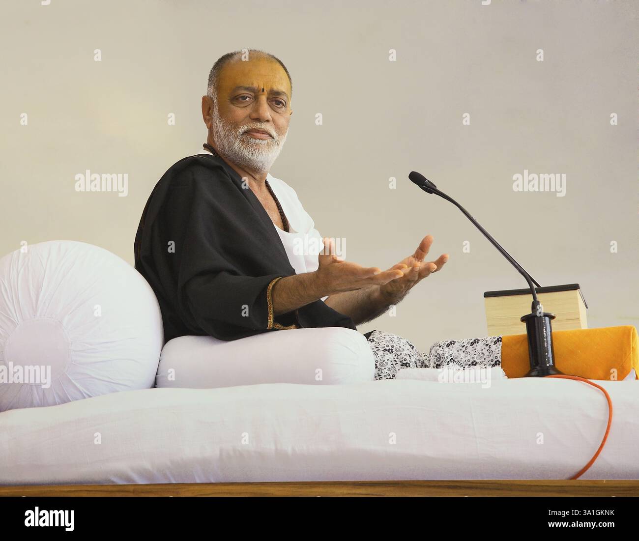 Morari Bapu lecturing at gyan yagna in Ghatkopar, Bombay now Mumbai ...