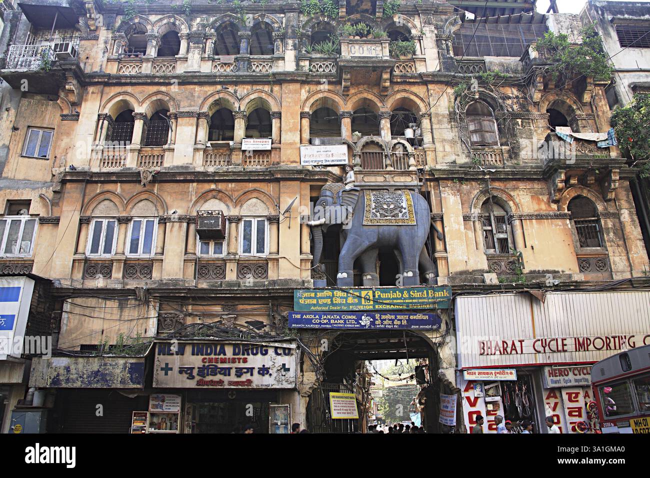 Old building Bhangwadi mass urban housing, Kalbadevi Road, Marine Lines ...