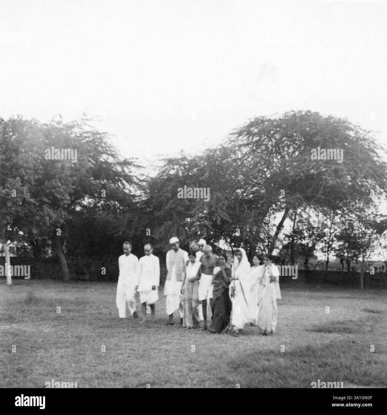 Mahatma Gandhi walking at Bhangi Colony in Delhi, 1946, Brijkishan ...
