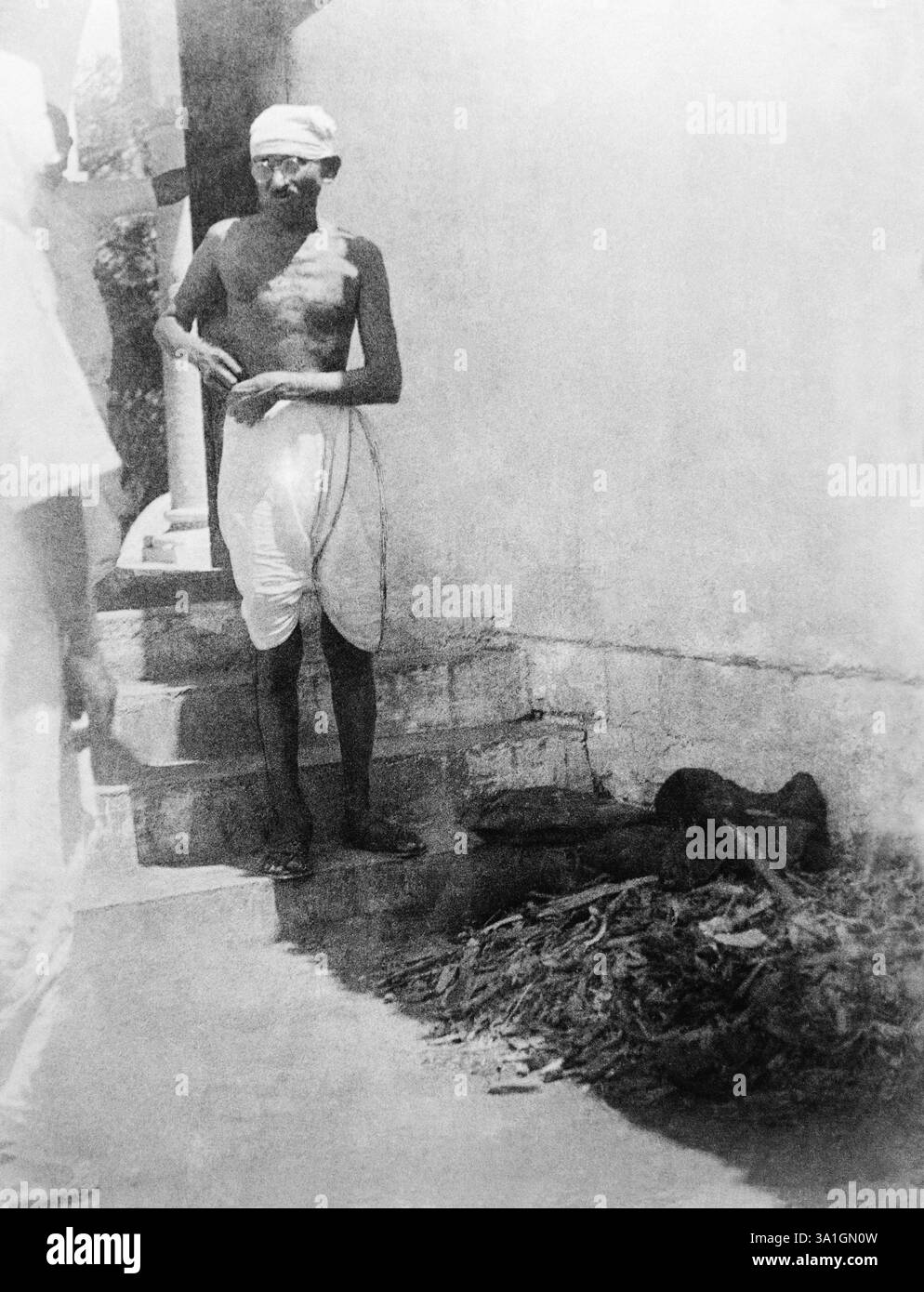 Mahatma gandhi doing cleaning work Black and White Stock Photos ...