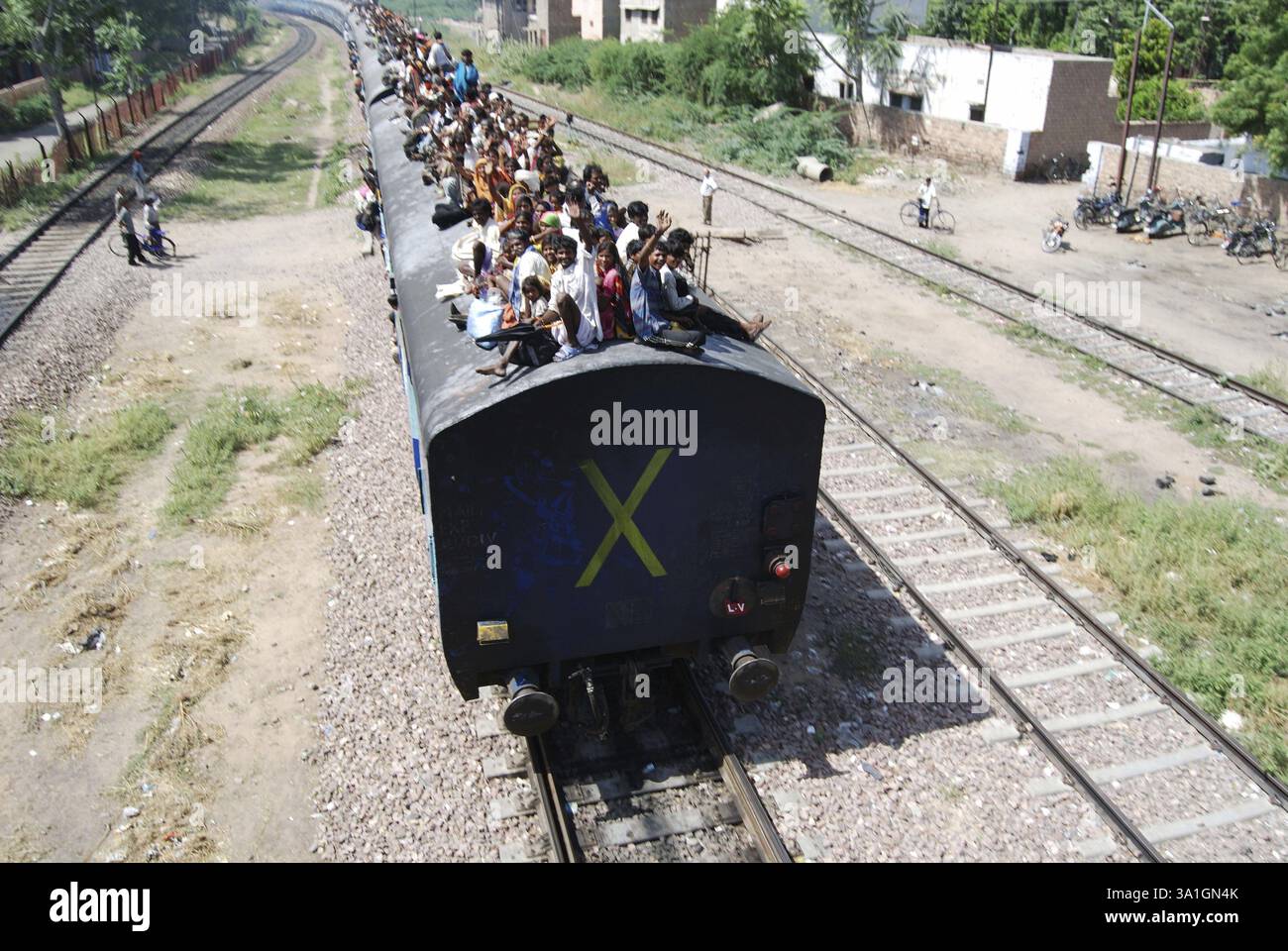 People sitting on roof of train, Jodhpur, Rajasthan, India, Asia Stock ...