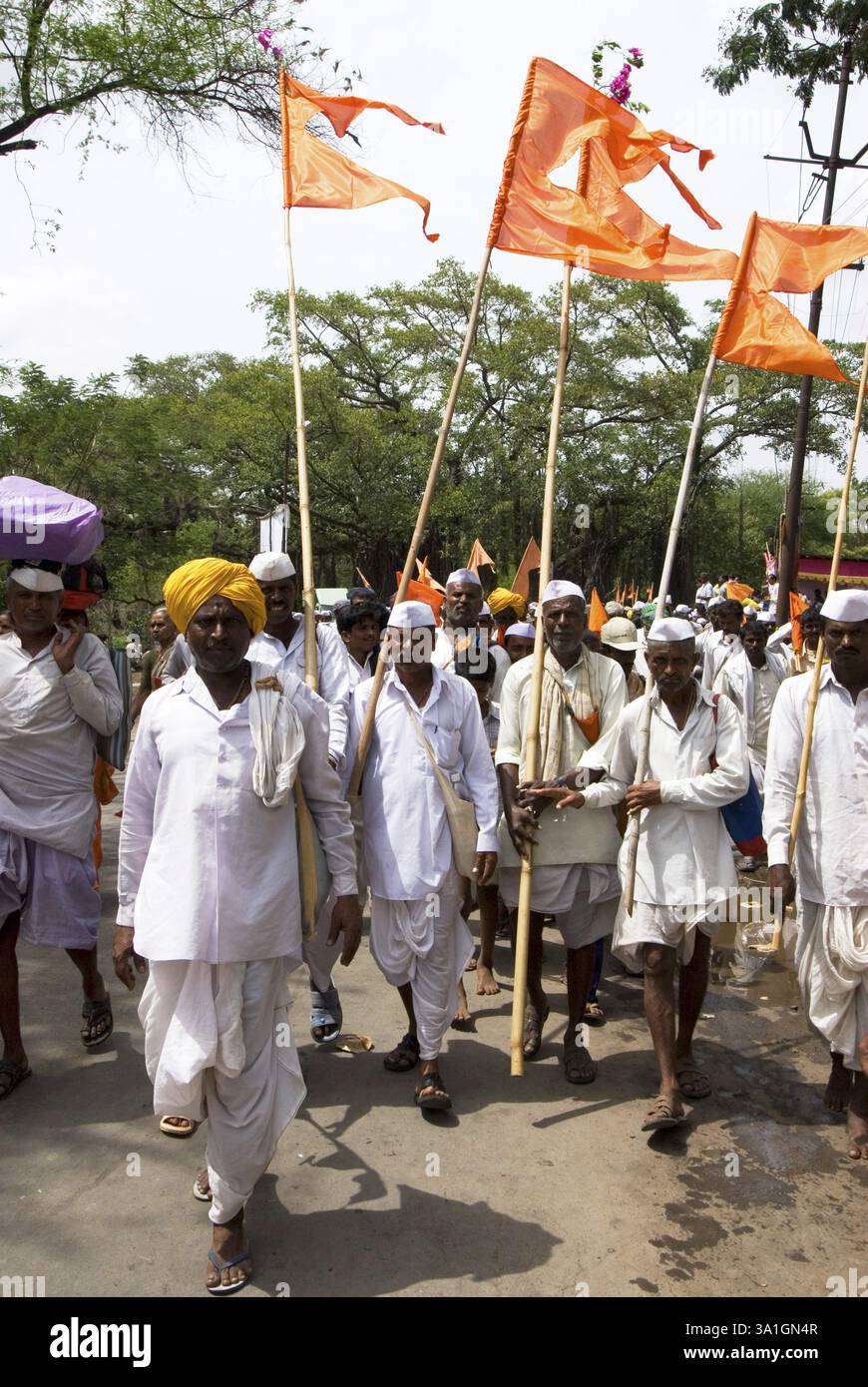 Group of village people on pilgrimage of vari, procession from Alandi ...