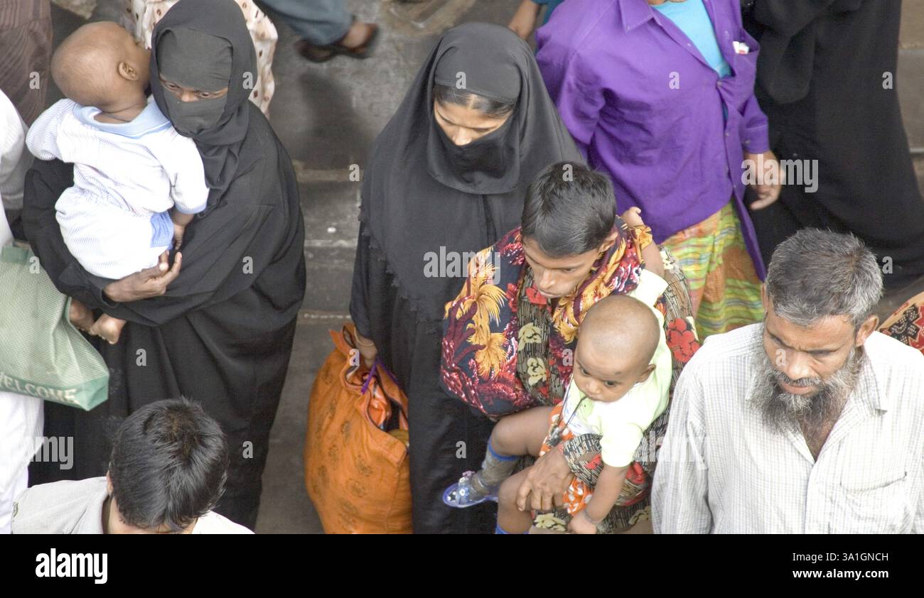 Street scene, Muslim women wearing burkha walking with beard men, Dhaka ...