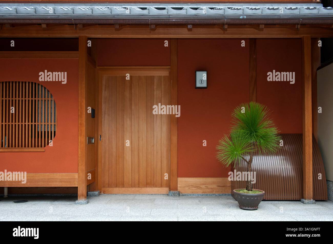 Kyoto machiya townhouse in Miyagawa-cho uses traditional architectural ...