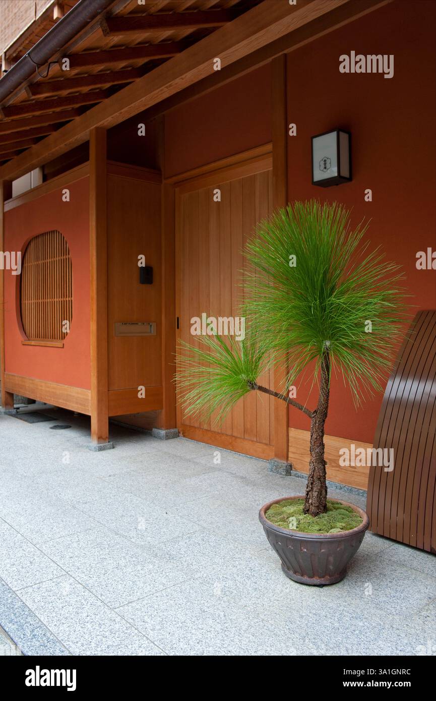 Kyoto machiya townhouse in Miyagawa-cho uses traditional architectural ...