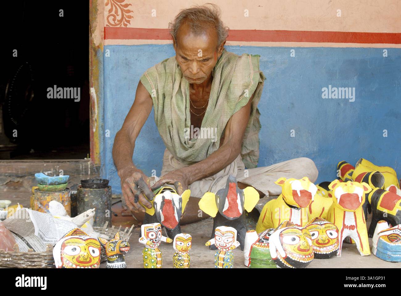 Man painting toys, Raghurajpur called artist village, famous for making ...